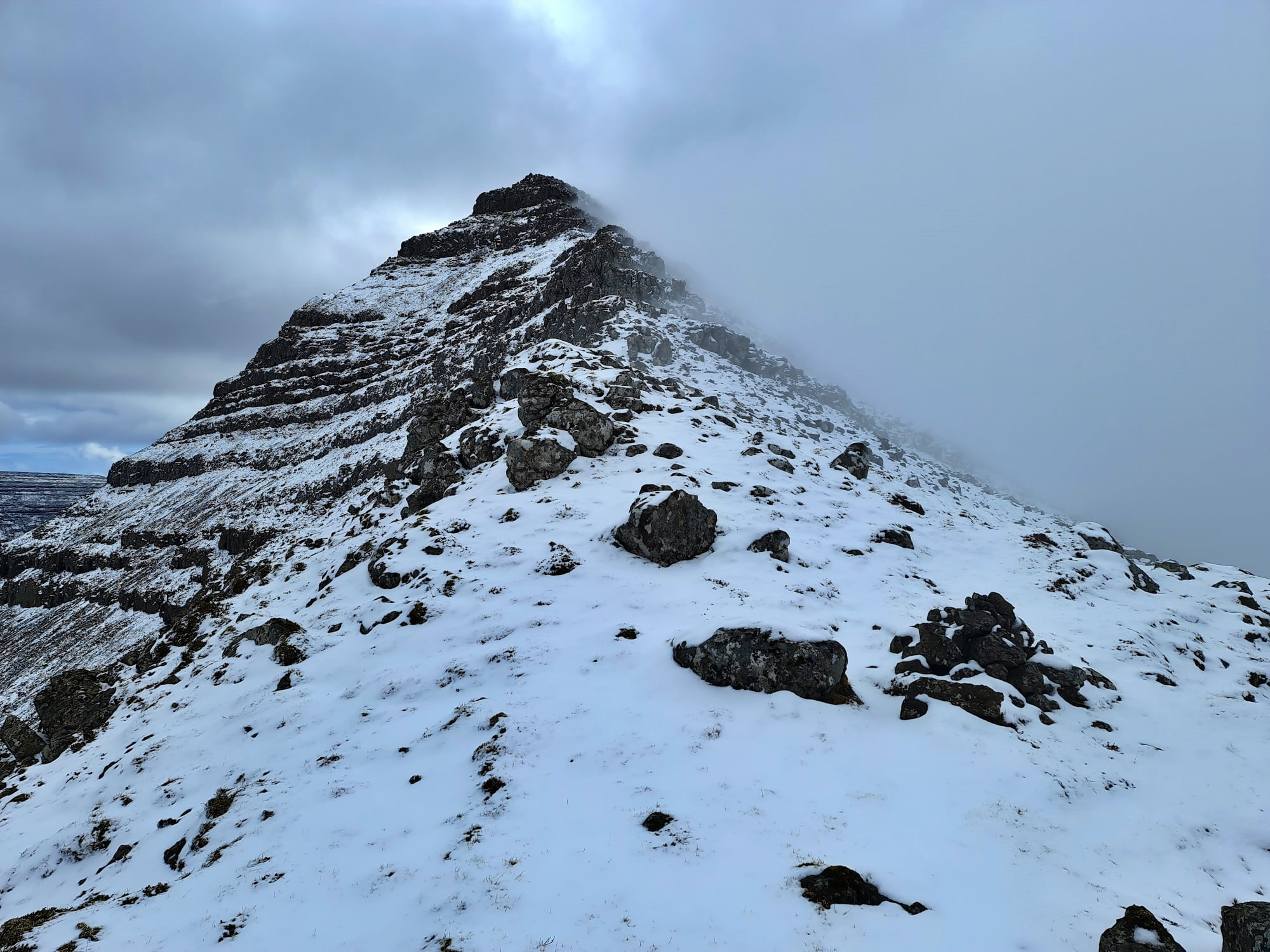 Dagur.fo | Myndir: Háfjall og MIðfjall seinnapartin í gjár