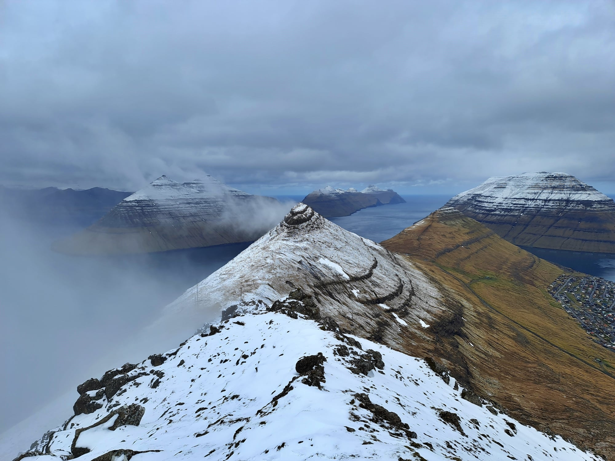 Dagur.fo | Myndir: Háfjall og MIðfjall seinnapartin í gjár