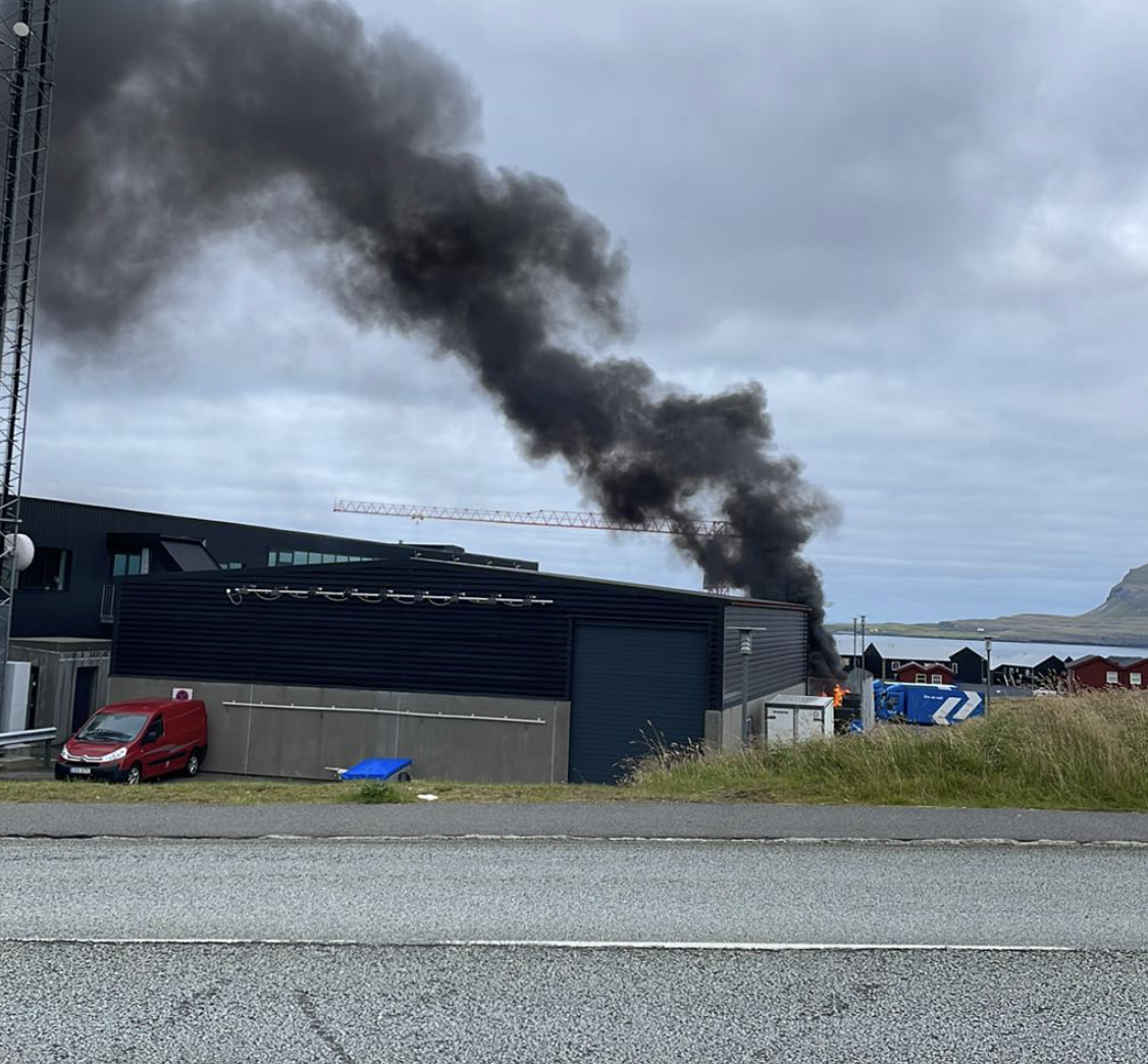 Dagur.fo | Eldur í dekkum á Óðinshædd