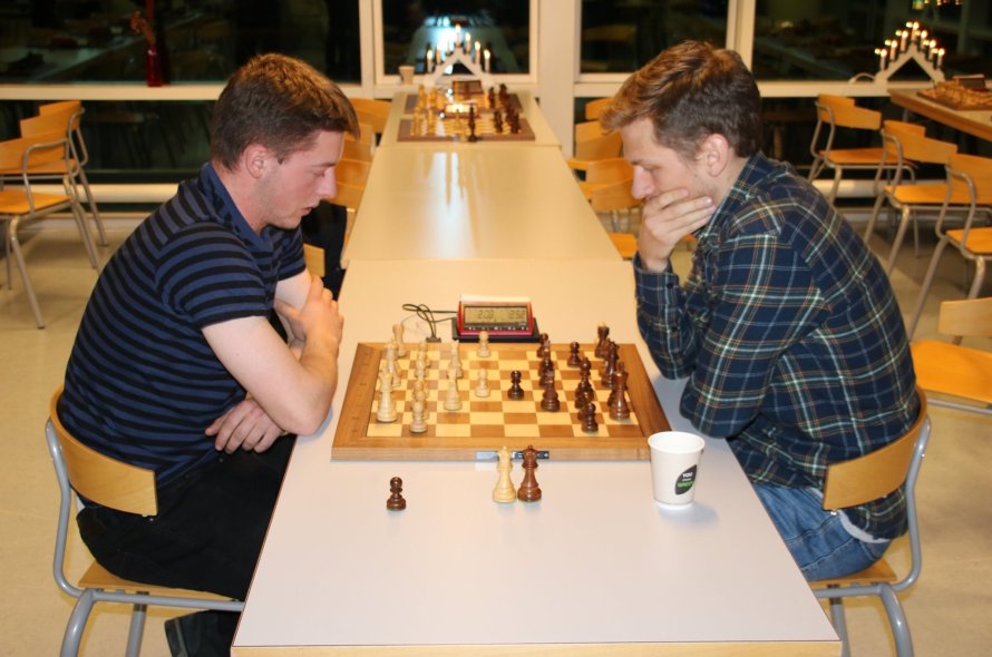 jn.fo | Talv FM: Helgi Dam Ziska og Høgni E. Nielsen telvaðu javnt