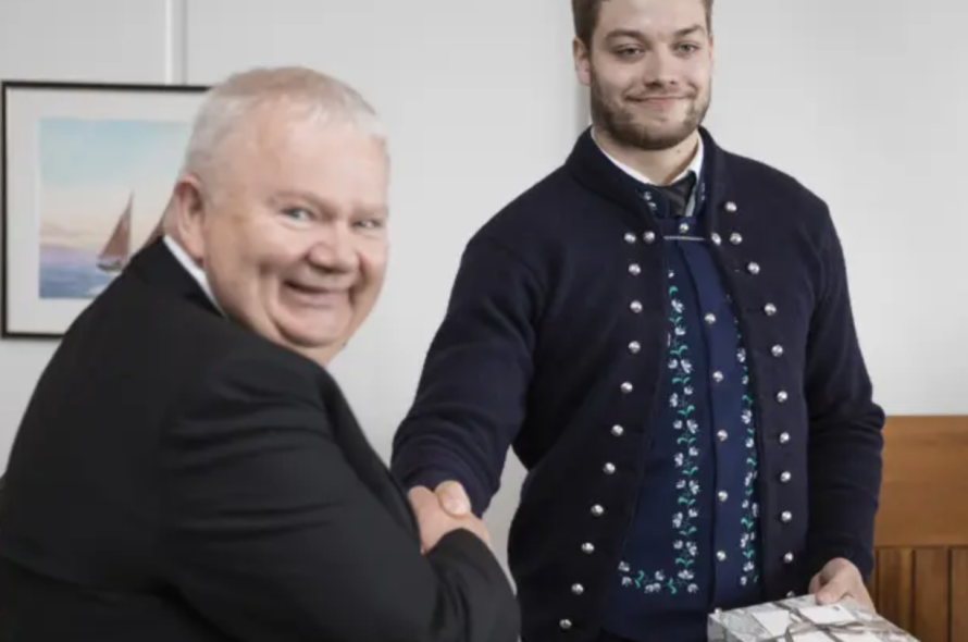 Orkan.fo | Sofus fekk grindaknív frá SEV