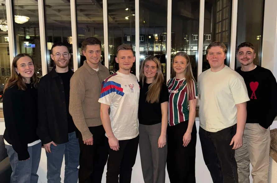 Roysni.fo | Tíggju fólk reka nú føroyska fótbóltin á Amager